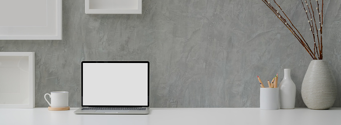 Meja Kantor Rumah Loft Dengan Laptop Mockup Cangkir Alat Tulis Dekorasi