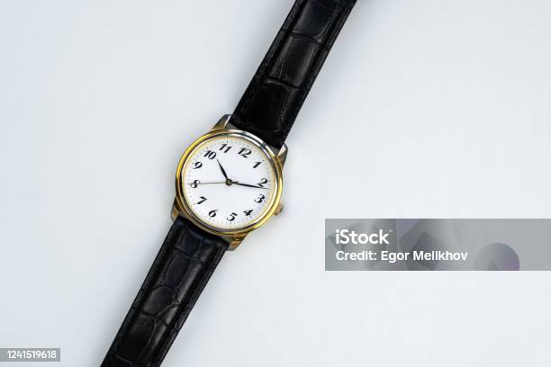 Jam Tangan Retro Dengan Angka Romawi Terisolasi Pada Latar Belakang ... Jam Tangan Retro Dengan Angka Romawi Terisolasi Pada Latar Belakang ...