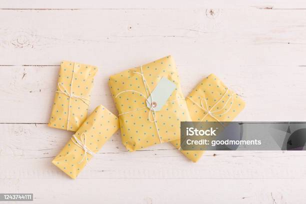 Tampilan Atas Pada Hadiah Kecil Yang Dibungkus Kertas Kuning Dengan ... Tampilan Atas Pada Hadiah Kecil Yang Dibungkus Kertas Kuning Dengan ...