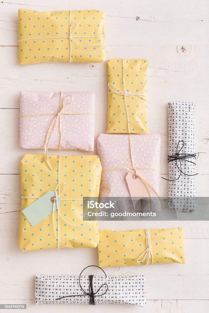 Tampilan Atas Pada Hadiah Kecil Yang Dibungkus Kertas Berwarnawarni ... Tampilan Atas Pada Hadiah Kecil Yang Dibungkus Kertas Berwarnawarni ...