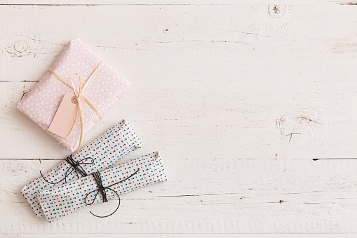 Tampilan Teratas Pada Hadiah Kecil Yang Dibungkus Dengan Pita Dan Tag ... Tampilan Teratas Pada Hadiah Kecil Yang Dibungkus Dengan Pita Dan Tag ...