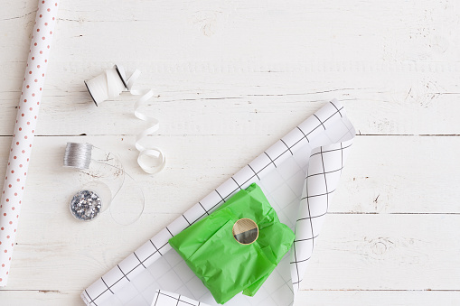 Tampilan Teratas Pada Hadiah Yang Dibungkus Kertas Dan Dihiasi Dengan ... Tampilan Teratas Pada Hadiah Yang Dibungkus Kertas Dan Dihiasi Dengan ...
