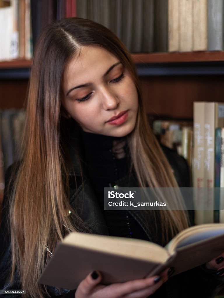 Gadis Remaja Cantik Membaca Buku Di Perpustakaan Foto Stok - Unduh ... Gadis Remaja Cantik Membaca Buku Di Perpustakaan Foto Stok - Unduh ...