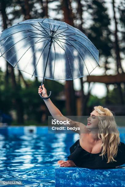 Cukup Pin Up Bergaya Pirang Dalam Pakaian Renang Vintage Hitam