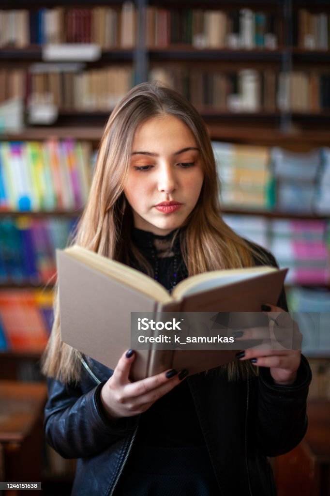 Gadis Remaja Cantik Membaca Buku Di Perpustakaan Foto Stok - Unduh ... Gadis Remaja Cantik Membaca Buku Di Perpustakaan Foto Stok - Unduh ...