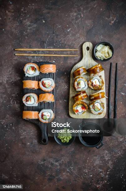 Sushi Yang Berbeda Berguling Dengan Ikan Merah Dan Belut Wasabi Dan