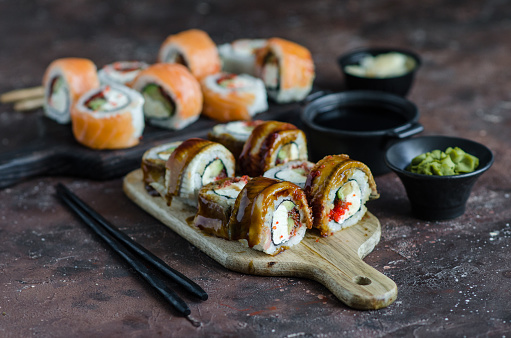 Sushi Yang Berbeda Berguling Dengan Ikan Merah Dan Belut Wasabi Dan