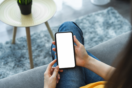 Mock Up Dari Wanita Tangan Memegang Smartphone Dan Menyentuh Layar