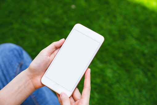 Mock Up Dari Wanita Tangan Memegang Smartphone Dan Menyentuh Layar
