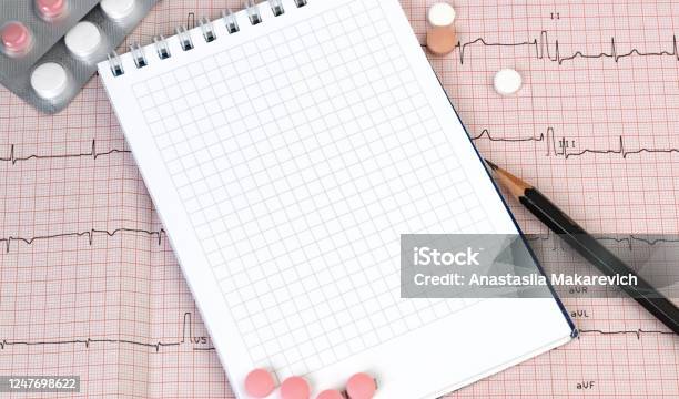 Halaman Notebook Kosong Di Atas Meja Dengan Pil Dan Pensil Konsep Medis
