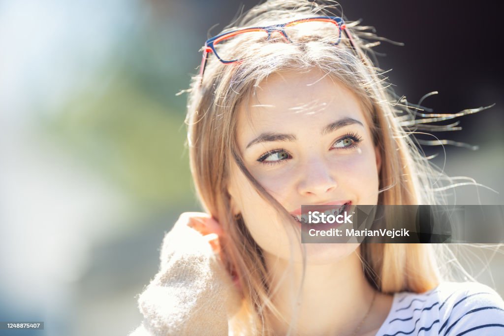 Photo Libre De Droit De Belle Jeune Fille Blonde Utilisant Des