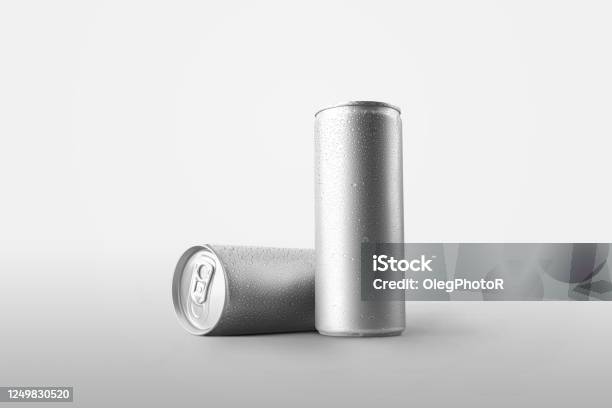 Mockup Botol Mengkilap Keperakan Dengan Tetesan Air Kaleng Dengan