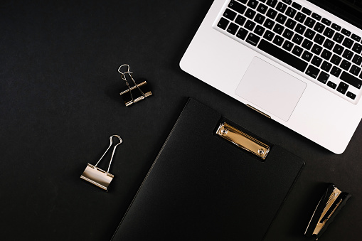 Tampilan Atas Ruang Kerja Dengan Keyboard Komputer Laptop Clipboard Dan