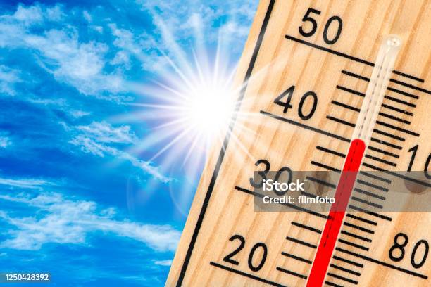 Termometer Dengan Suhu Tinggi Sinar Matahari Dan Langit Cerah Foto Stok