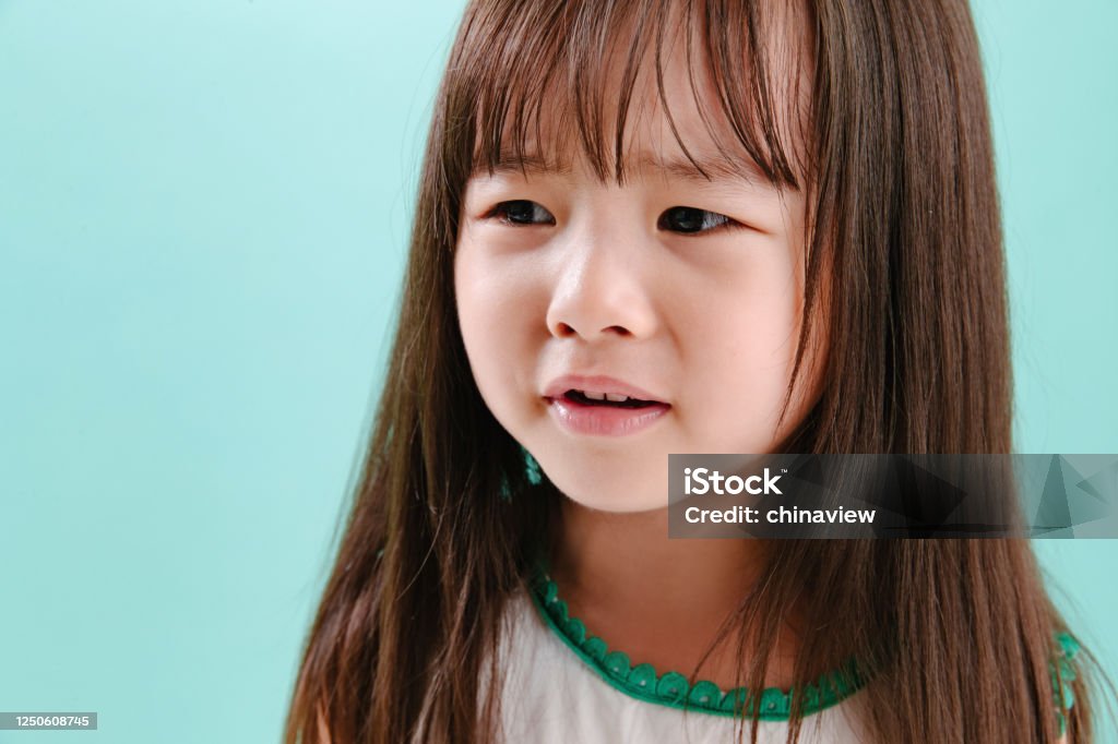 Gadis Kecil Yang Cantik Dengan Cemberut Foto Stok - Unduh Gambar ... Gadis Kecil Yang Cantik Dengan Cemberut Foto Stok - Unduh Gambar ...