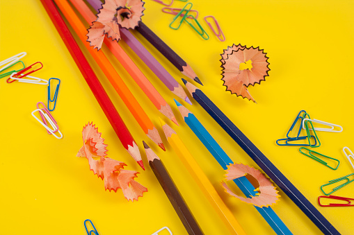 Beberapa Pensil Berwarna Dengan Warna Yang Berbeda Dan Penajam Pensil