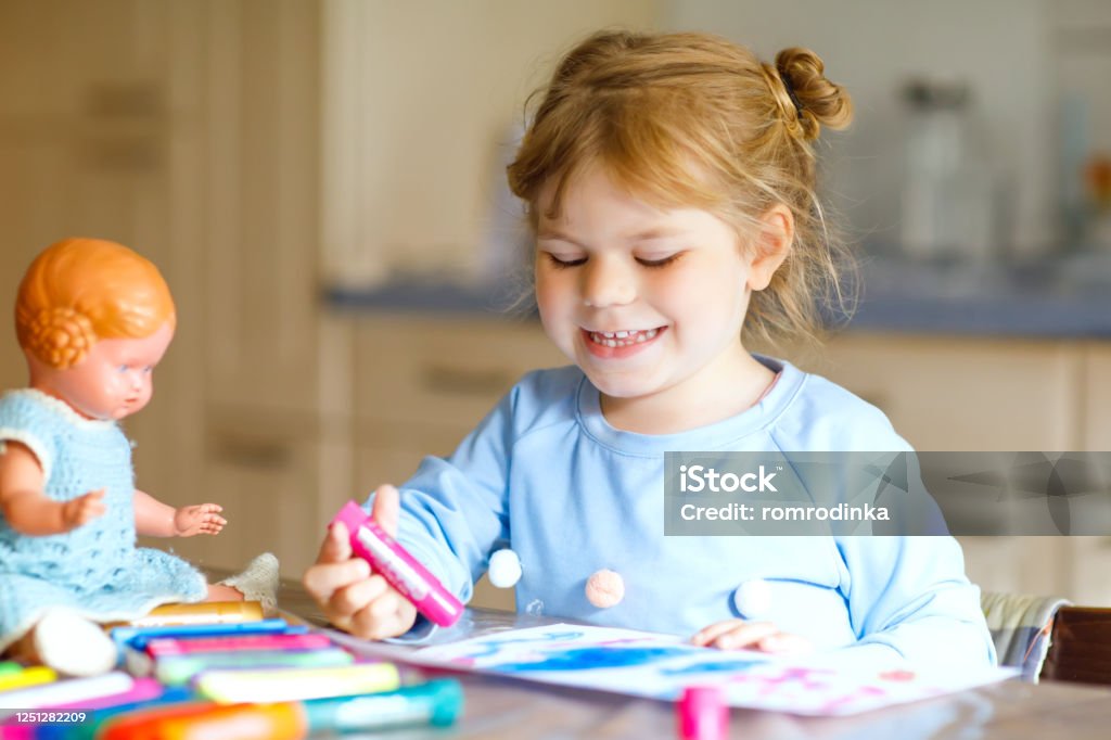 Gadis Balita Kecil Sendirian Melukis Dengan Pena Yang Dirasakan Selama ... Gadis Balita Kecil Sendirian Melukis Dengan Pena Yang Dirasakan Selama ...