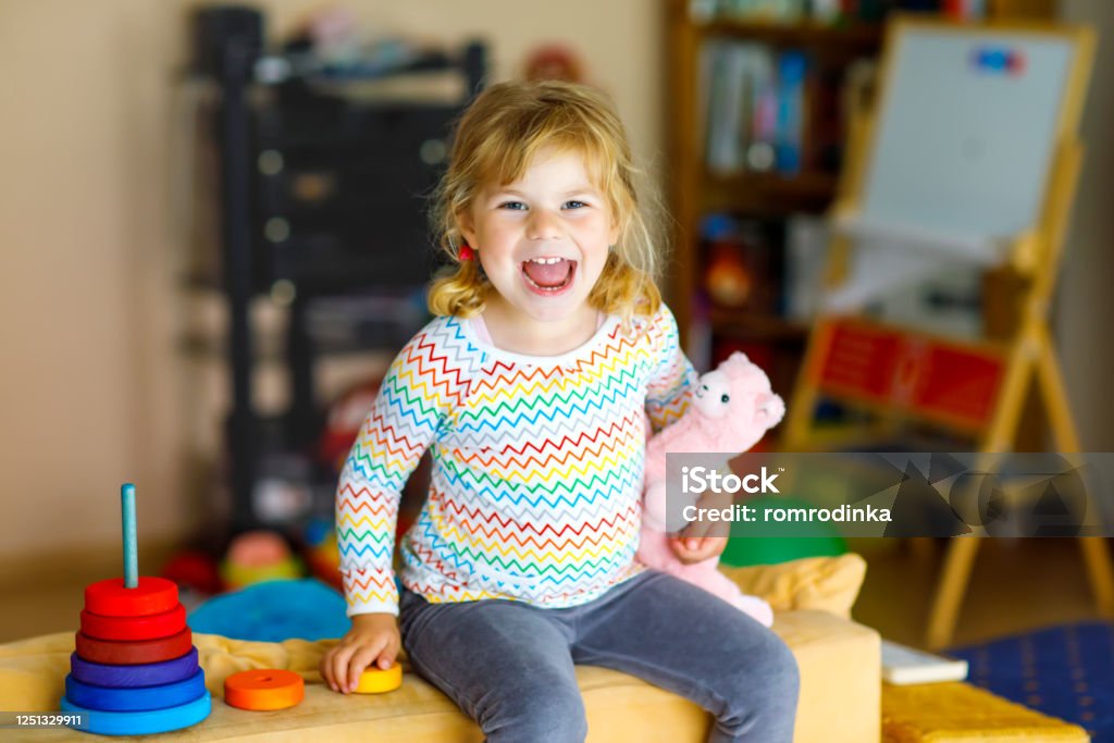 Gadis Balita Kecil Yang Lucu Bermain Sendirian Dengan Piramida Pelangi ... Gadis Balita Kecil Yang Lucu Bermain Sendirian Dengan Piramida Pelangi ...