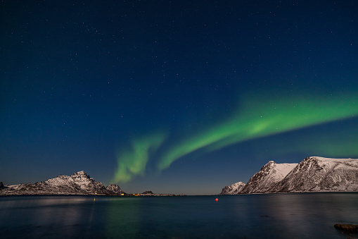 Aurora Borealis Dramatis Lampu Kutub Di Atas Pegunungan Di Utara Eropa ... Aurora Borealis Dramatis Lampu Kutub Di Atas Pegunungan Di Utara Eropa ...