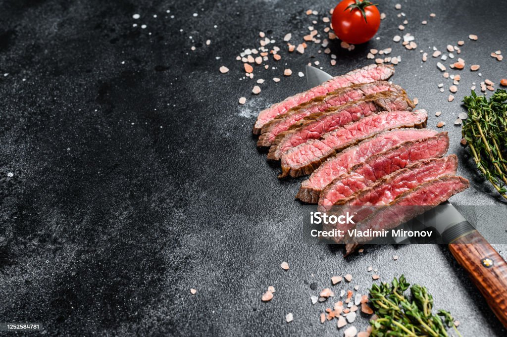 Steak Langka Besi Panggang Dan Irisan Datar Daging Sapi Marmer Latar