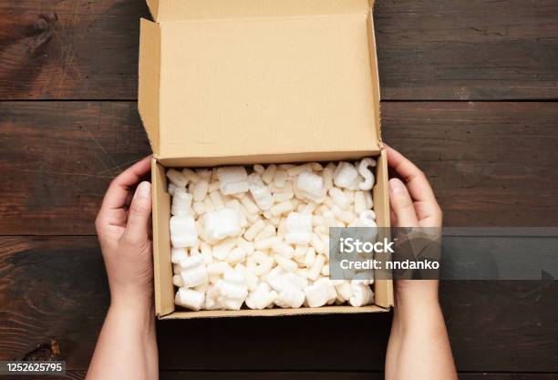 Dua Tangan Perempuan Memegang Kotak Terbuka Kosong Kardus Coklat Foto ... Dua Tangan Perempuan Memegang Kotak Terbuka Kosong Kardus Coklat Foto ...