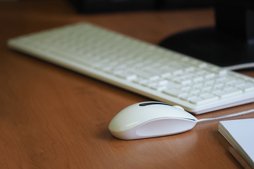 Tempat Kerja Di Kantor Komputer Keyboard Dan Setumpuk Kertas Di Atas
