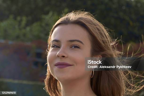 Photo Libre De Droit De Portrait Dune Fille Heureuse Dans Le Plan