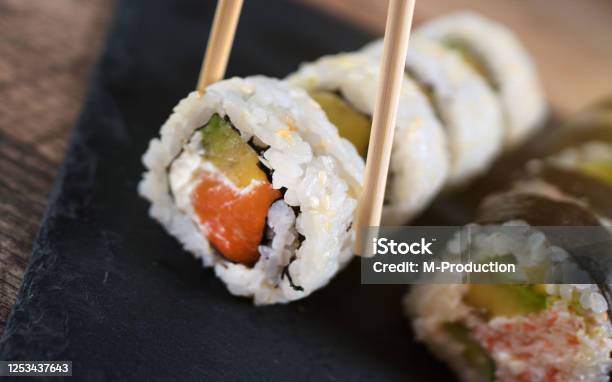 Makan Sushi Roll Set Dengan Sumpit Makanan Jepang Foto Stok Unduh