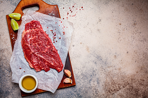 Steak Daging Sapi Mentah Dengan Rempahrempah Di Papan Kayu Latar