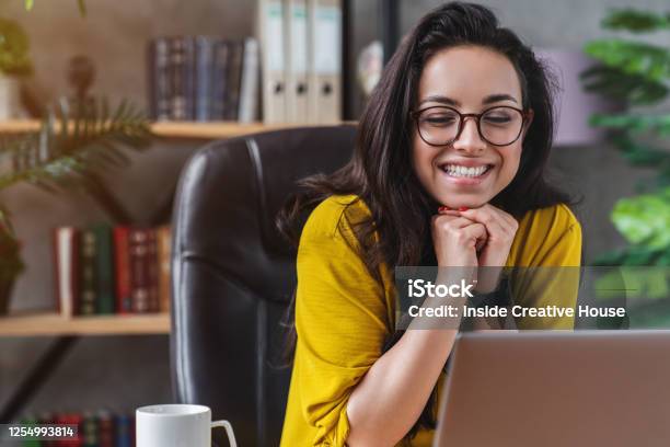 Potret Gadis Kaukasia Muda Yang Sedang Menonton Di Laptop Saat Bekerja