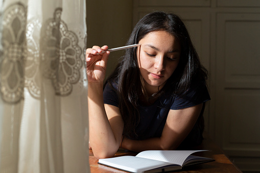 Wanita Hispanik Muda Menulis Dalam Buku Catatan Hitam Gadis Bijaksana ... Wanita Hispanik Muda Menulis Dalam Buku Catatan Hitam Gadis Bijaksana ...