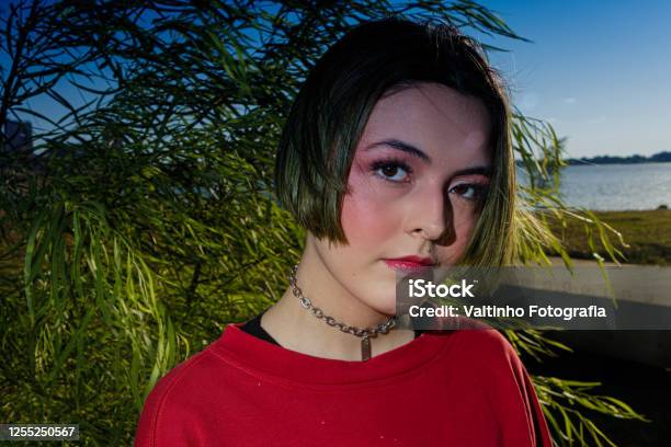 Photo Libre De Droit De Jeune Adolescent Avec Un Regard Alternatif Se Promenant Dans La Rue