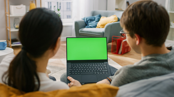 Oturma Odasında Kanepede Otururken Yeşil Mockup Ekran Laptop Bilgisayar