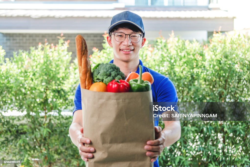 Konsep Pengiriman Makanan Pengantar Asia Tangan Memberikan Tas Makanan