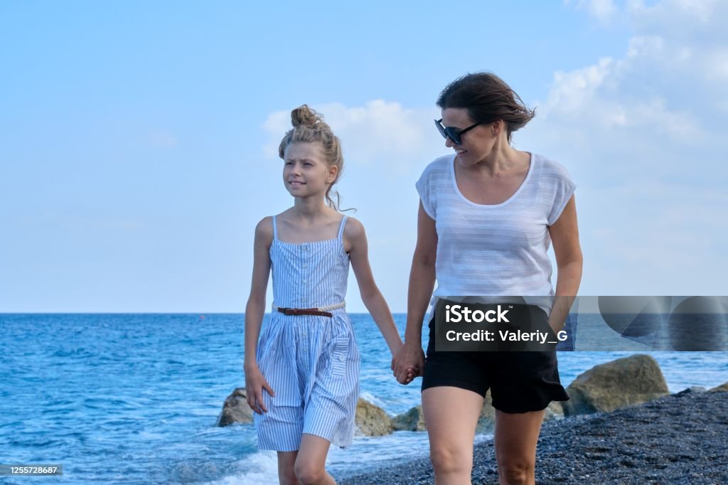 Glad Mor Och Dotter Unge Går Tillsammans Hålla Händerna Längs