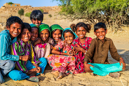 Grupo De Niños Indios Gitanos Felices Pueblo Del Desierto India Foto De