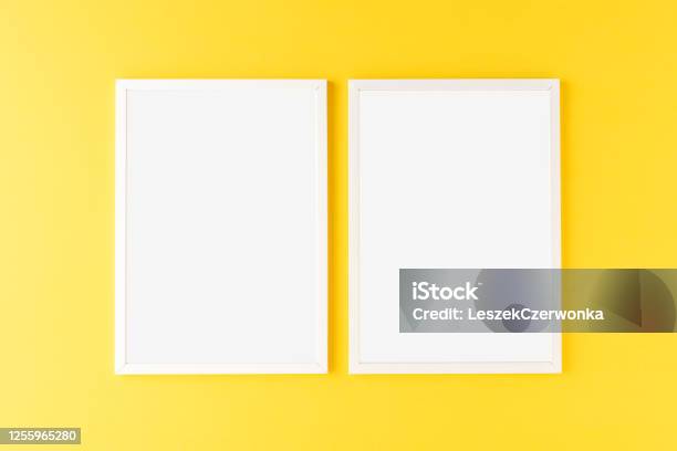 Dua Bingkai Foto Kosong Tergantung Di Dinding Kuning Mockup Foto Stok