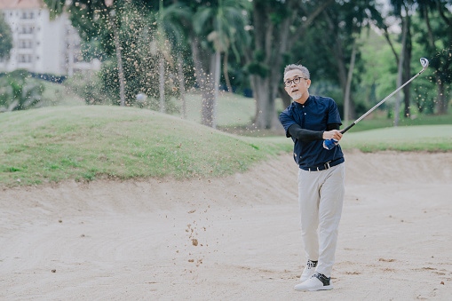 Seorang Pegolf Pria Senior Asia Cina Memukul Bola Golfnya Dalam ... Seorang Pegolf Pria Senior Asia Cina Memukul Bola Golfnya Dalam ...