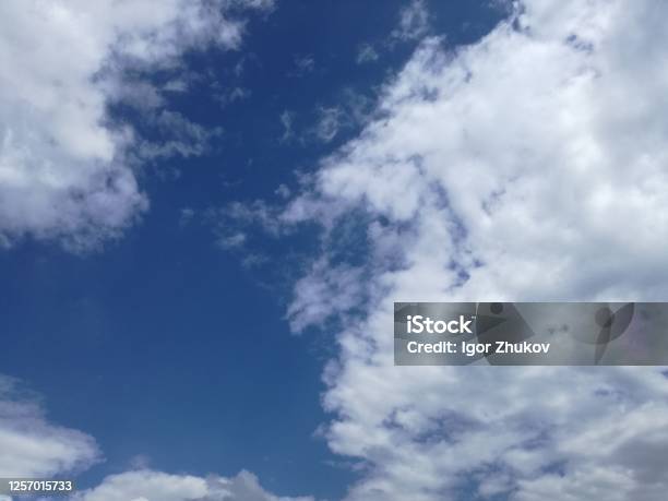 Latar Belakang Langit Biru Dengan Awan Dan Refleksi Matahari Matahari