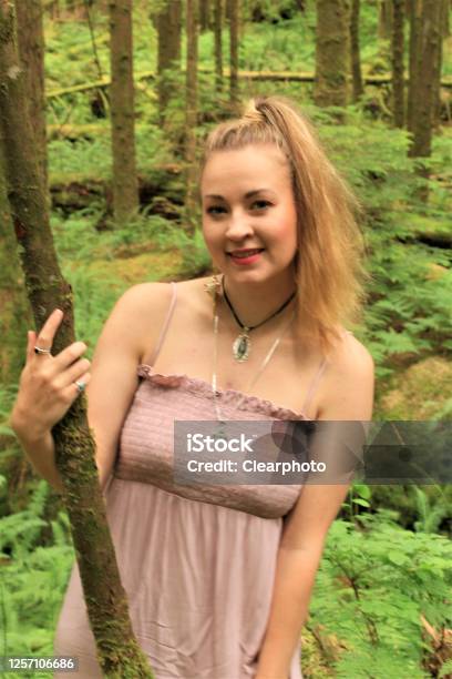 Wanita Cantik Di Hutan Foto Stok Unduh Gambar Sekarang 20 29 Tahun