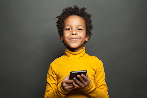 Selamat Tersenyum Anak Lakilaki Kulit Hitam Dengan Smartphone Foto Stok ... Selamat Tersenyum Anak Lakilaki Kulit Hitam Dengan Smartphone Foto Stok ...