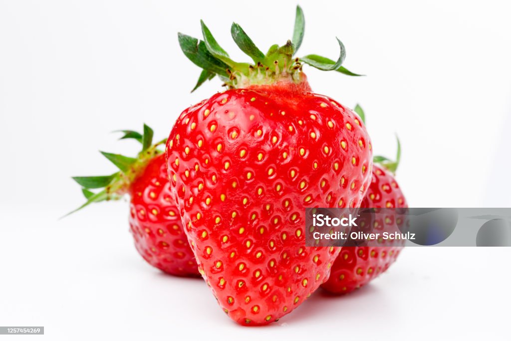 Stroberi Merah Berair Dan Manis Di Latar Belakang Putih Dalam Pose ... Stroberi Merah Berair Dan Manis Di Latar Belakang Putih Dalam Pose ...