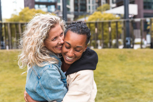 1 200 Interracial Lesbian Couple Kissing Fotografías De Stock Fotos E