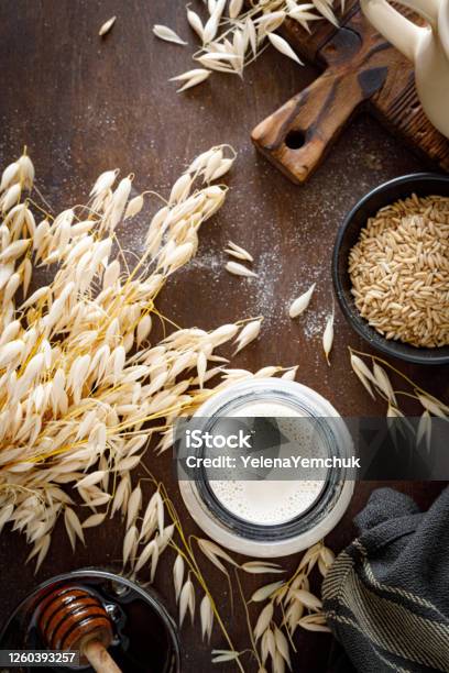 Susu Gandum Vegan Dalam Botol Kaca Dan Bahanbahan Untuk Memasak Minuman