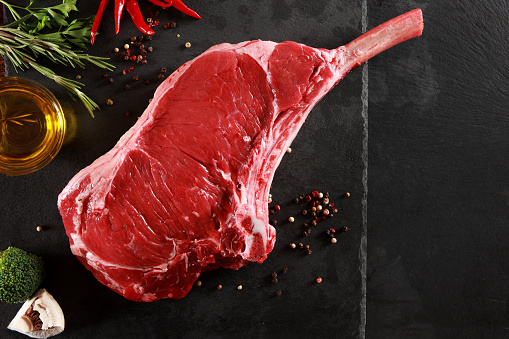 Ribeye Ribeye Ribeye Mentah Atau Tomahawk Steak Foto Stok Unduh