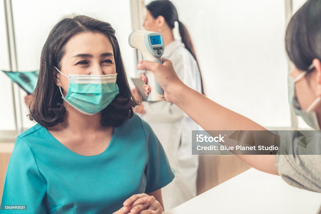 Resepsionis Dan Tamu Mengenakan Masker Wajah Di Meja Depan Foto Stok
