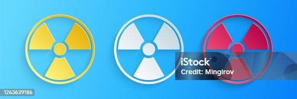 Coupe De Papier Icône Radioactive Isolée Sur Fond Bleu Symbole Toxique