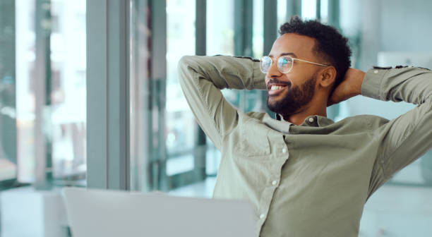 23 900点を超える手を頭の後ろで組むのストックフォト、写真、そしてロイヤリティフリーの画像 Istock