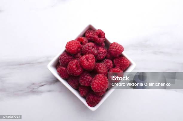 Pemandangan Atas Rasberry Segar Dan Berair Di Mangkuk Putih Di Atas ... Pemandangan Atas Rasberry Segar Dan Berair Di Mangkuk Putih Di Atas ...