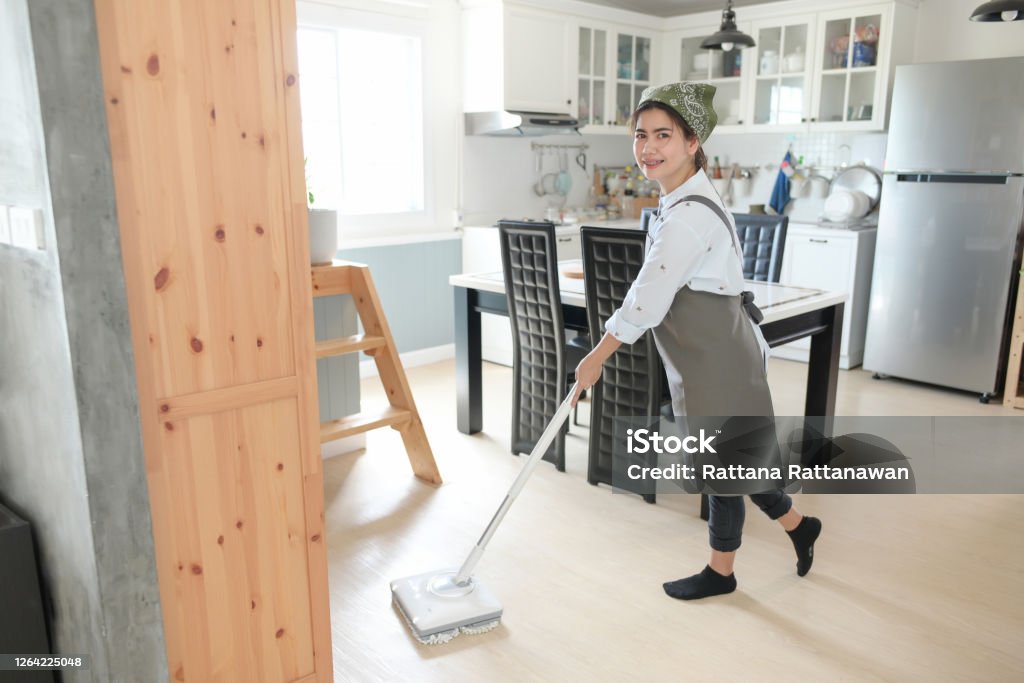 Seorang Pembantu Muda Membersihkan Rumah Dengan Pel Ada Latar Belakang Dapur Foto Stok Unduh